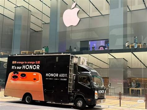 Honor Thuê Xe Tải để Trước Apple Store Quảng Cáo Máy Mới D Viết Bởi