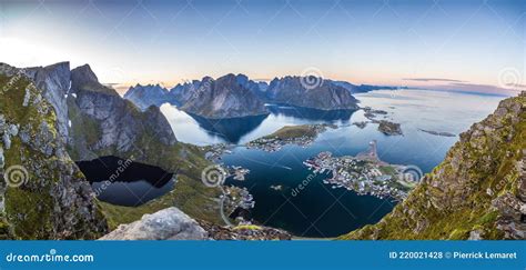 Vista De Reine Nas Ilhas Lofoten Na Noruega Foto De Stock Imagem De