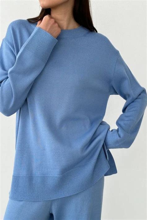 Укороченный джемпер со спущенными плечами коричневый — купить с доставкой по выгодным ценам в