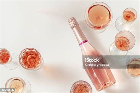 로즈 와인과 병 스파클링 핑크 와인 탑 뷰의 많은 안경 파티를위한 가벼운 알코올 음료 유리잔에 대한 스톡 사진 및 기타 이미지 유리잔 가득 찬 개체 그룹 Istock