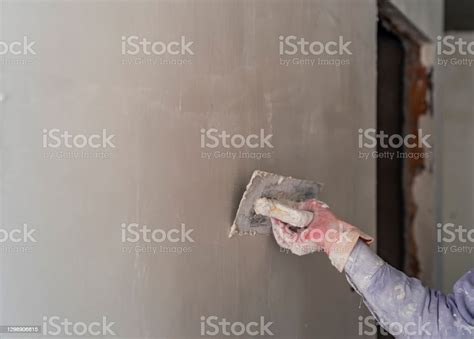 흰색 벽에 갈색 페인트를 적용 페인트 롤러 가정 개선 복사 공간이있는 수평 보기 20 24세에 대한 스톡 사진 및 기타 이미지 20 24세 건설 산업 건축 Istock