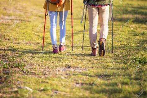 한국인 남성 성별 여성 하이킹 아웃도어 여행 커플 인간관계 아웃도어 레크리에이션 걷기 등산지팡이