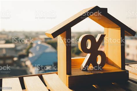백분율 및 집 기호 기호 아이콘 나무 테이블에 나무입니다 주택 관심 부동산 인플레이션 투자의 개념 금융에 대한 스톡 사진 및 기타 이미지 Istock