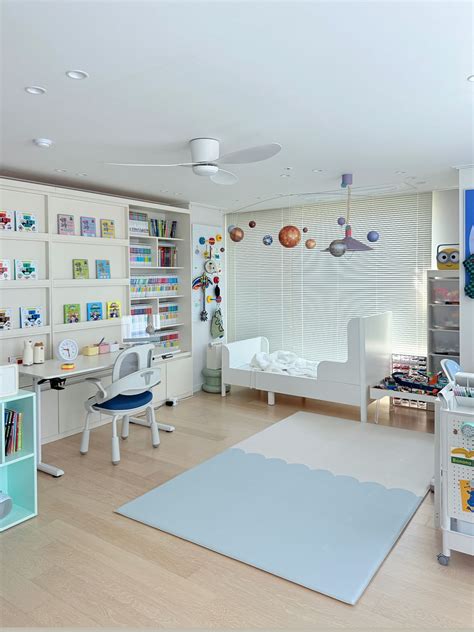 러브율홈🏡 👦🏻🌈 어제 가구를 이리 저리 옮겨보고 정리해야할 것들은 과감하게 아웃해버린🙆🏻 바닥 매트 시공도 예정되어있고 소파 들어 올 자리에 우선 침대를 뒀지만 8