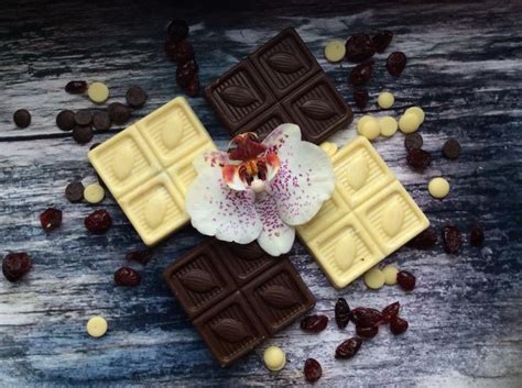 Мини плитки из темного и белого шоколада с миндальной крошкой Food Waffles Breakfast