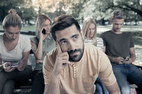 젊은이 지 루 때문 그의 친구는 그들의 전화를 사용 하 여 그의 무시 우정에 대한 스톡 사진 및 기타 이미지 우정 20 29세 고독 부정적인 감정 표현 Istock