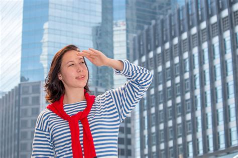 백인 여자 청소년은 큰 도시에 혼자 여행입니다 그녀는 여행 드레스를 착용 긴 소매와 레드 자 켓으로 그녀의 목에 묶여 가방에 대한 스톡 사진 및 기타 이미지 Istock