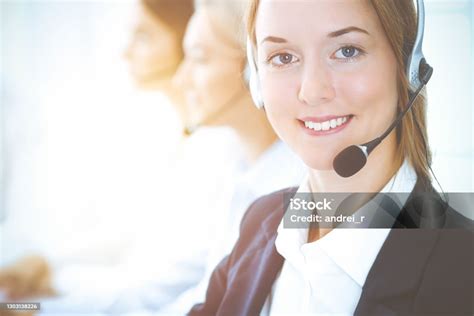 헤드폰 컨설팅 클라이언트와 쾌활한 미소 사업가 햇볕이 잘 드는 사무실에서 일하는 다양한 전화 사업자 그룹 콜센터 및 비즈니스 피플 컨셉 20 24세에 대한 스톡 사진 및