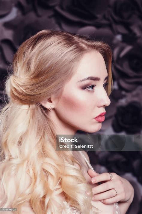 고급스러운 베이지 색 드레스를 입고 갈색 머리를 가진 아름다운 어린 소녀의 패션 스튜디오 사진 드레스에 대한 스톡 사진 및 기타