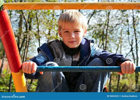 Menino Em Barras De Macaco Foto De Stock Imagem De Céu 5063422
