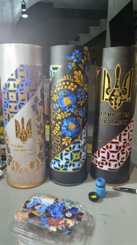 Житомирська художниця малює ікони на прострілених пластинах