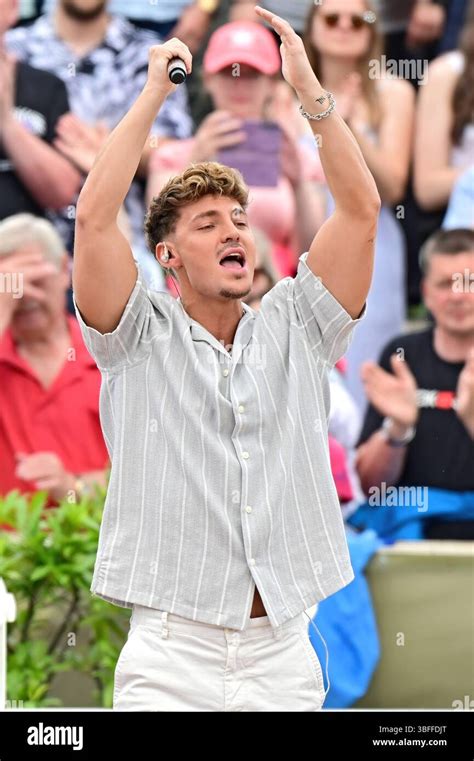 Zdf Fernsehgarten Sänger Karsten Walter Während Der Zdf