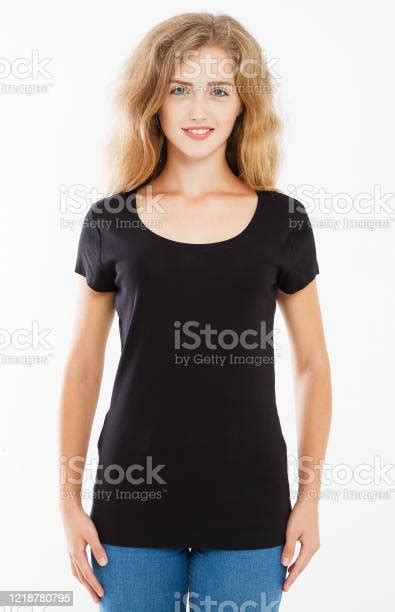 흰색 배경에 검은 색 세련된 티셔츠에 젊은 여자 여자의 다시 보기 디자인에 대한 조롱 공간을 복사합니다 템플릿 빈 T 셔츠에 대한 스톡 사진 및 기타 이미지 Istock