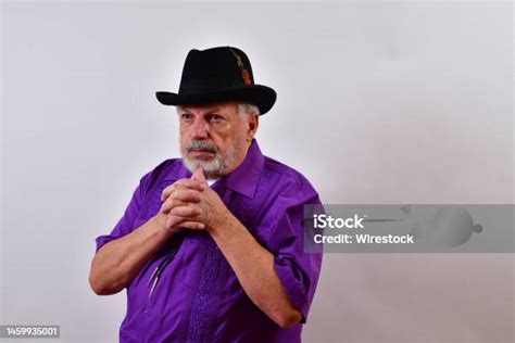 모자를 쓰고 두 손을 모은 노인이 흰색 배경에 사려 깊게 보이는 모습 70 79세에 대한 스톡 사진 및 기타 이미지 70