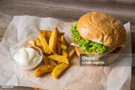 집 나무 테이블 감자 튀김에 닭고기 양파 오이 양상추 치즈와 햄버거를 만든 0명에 대한 스톡 사진 및 기타 이미지 0명 고기 굽기 Istock