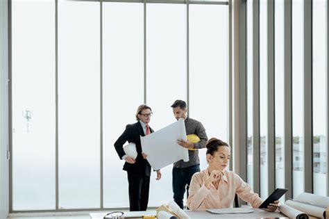 엔지니어 팀 회의를 통해 건설 청사진 도면을 검사하고 건물을 시작하기 전에 작업 계획을 세우고 작업을 분배합니다 25 29세에