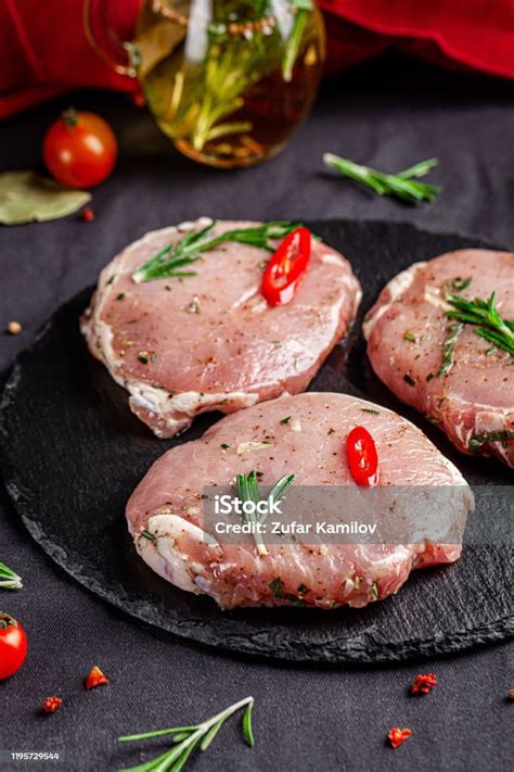반제품 로즈마리와 레드 칠리를 곁들인 양념 돼지고기 스테이크 복사 공간 배경 이미지 건강한 식생활에 대한 스톡 사진 및 기타 이미지 건강한 식생활 고기 구이 Istock