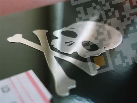 Металлическая наклейка Череп с костями Металлические никелевые наклейки на заказ изготовление