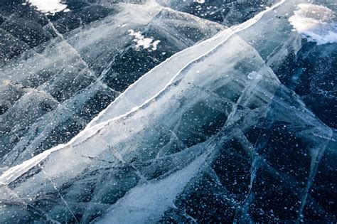 겨울에 얼어 붙은 강에 얼음 얼음 질감 흰색 균열이있는 진한 파란색 얼음 복사 공간 포함 0명에 대한 스톡 사진 및 기타 이미지 Istock