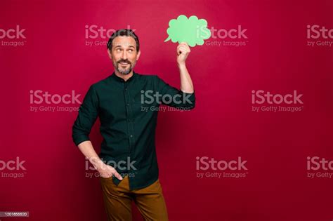 갈색 바지 주머니에 손을 가진 쾌활한 긍정적 인 잘 생긴 남자의 사진은 거품 고립 된 생생한 색상 배경의 빈 공간을 찾고 갈색 머리에 대한 스톡 사진 및 기타 이미지