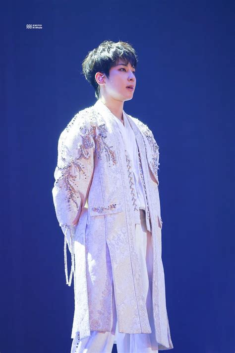 Seventeen Community Post 이 의상으로 로판 한 편 뚝 딱 공작가의 에드워드 로베나르 경 일레나 내 세상에 너처럼 찬란한 사람은 없어 너처럼