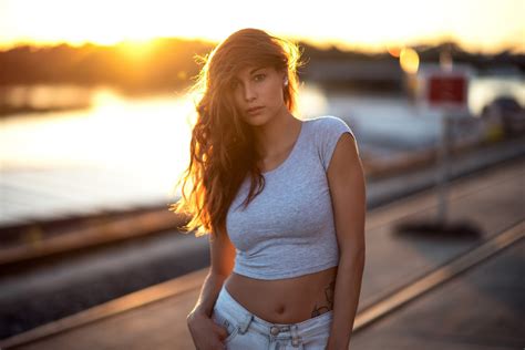 배경 화면 햇빛 여자들 빨간 머리 모델 초상화 코걸이 피사계 심도 티셔츠 일몰 사진술 드레스 문신 장 반바지 유행 배 감정 사람 빅토리아