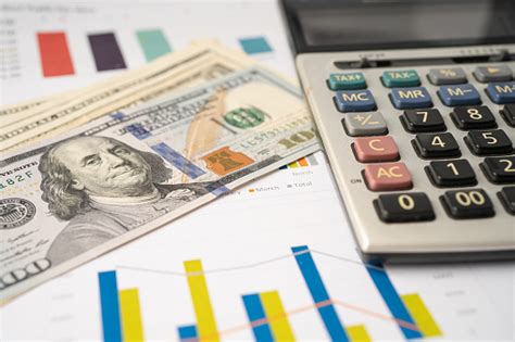 차트 및 그래프 용지의 계산기입니다 금융 개발 은행 계좌 통계 투자 분석 연구 데이터 경제 증권 거래소 거래 비즈니스 회사 개념 경제에 대한 스톡 사진 및 기타 이미지