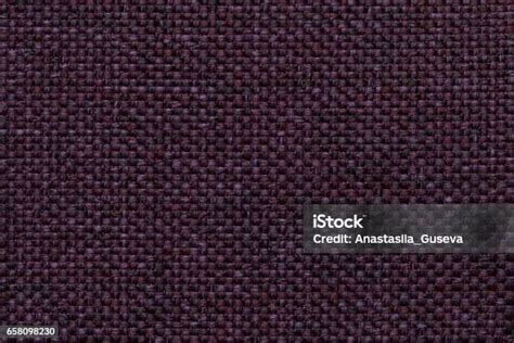 보라색 배경 꼰 체크 무늬 패턴 근접 촬영입니다 길 쌈 직물의 질감 매크로 가리기에 대한 스톡 사진 및 기타 이미지 가리기 가지 채소 거친 Istock