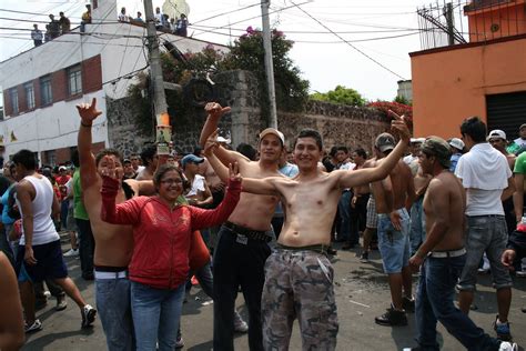 Imágenes Masculinas En Las Calles De México Chacales Corriendo