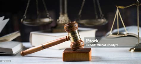 법과 정의 개념입니다 정의의 망치 재판관 책의 확장 됩니다 회색 돌 배경 인쇄 술에 대 한 장소 바닥에 반사 법정 테마입니다 0