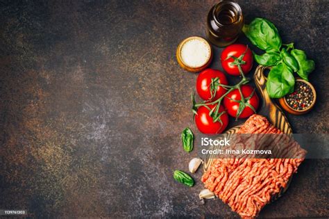 볼로 네즈 파스타 요리 컨셉 생 다진 고기 토마토 파스타 파마산 치즈 마늘 바 질 올리브 오일 개념에 대한 스톡 사진 및 기타 이미지 Istock