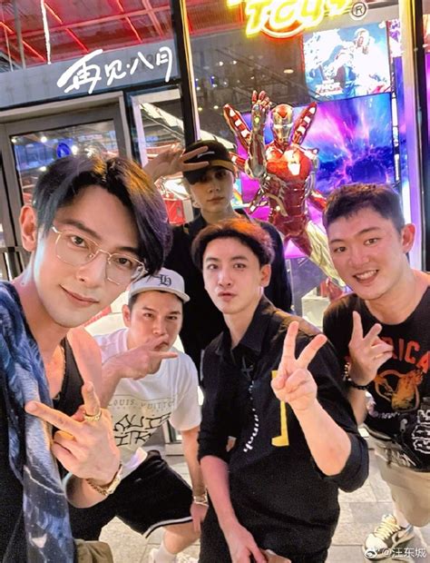 次元壁破了汪东城晒与利路修合照 街头对镜比耶 新浪图片