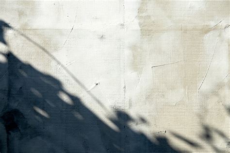 오래된 금이 간 석고 벽에 가혹한 빛으로 그림자를 남깁니다 0명에 대한 스톡 사진 및 기타 이미지 0명 가까운 거리 Istock