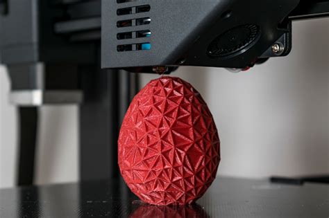 빨간색 다각형 달걀을 인쇄하는 3d 프린터 클로즈업 3차원 인쇄에 대한 스톡 사진 및 기타 이미지 3차원 인쇄 0명 3d 프린팅 필라멘트 Istock