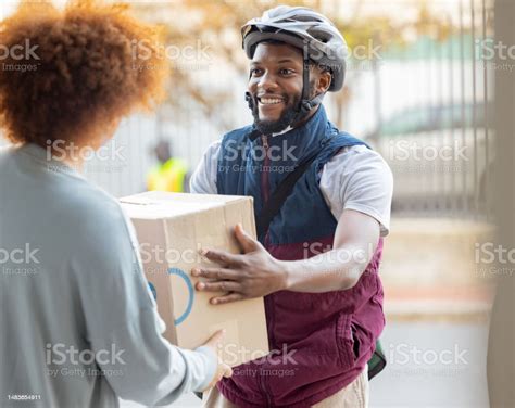 흑인 남성 미소 물류 화물 및 안전을 위해 집에서 여성을 위한 상자와 함께 배달 젊은 아프리카 택배 패키지 및 배송 서비스 재고 헬멧 및 전자 상거래 작업 배달에 대한 스톡