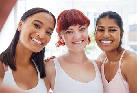 Las Chicas Brillantes Retrato De Un Grupo De Mujeres Jóvenes