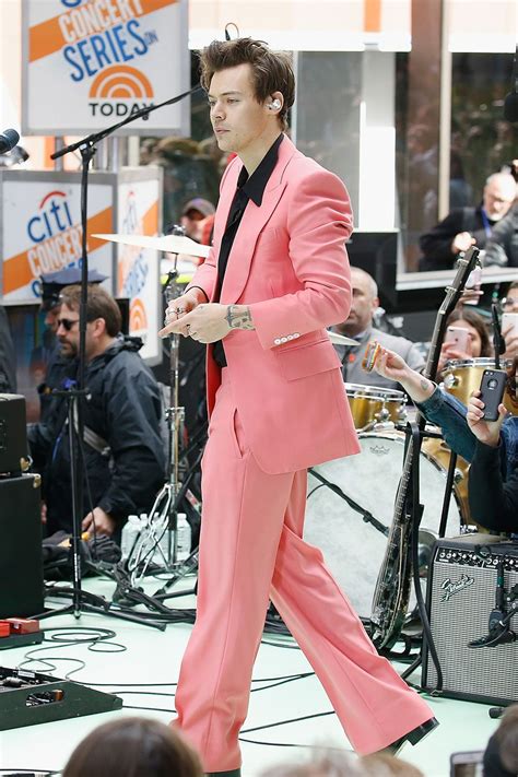 Harry Styles Is A Fan Of Millennial Pink Harry Styles Outfit Harry