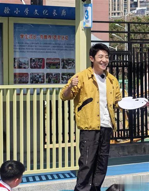 49岁撒贝宁浙江录制央视综艺，27岁王安宇陪同被赞又高又帅