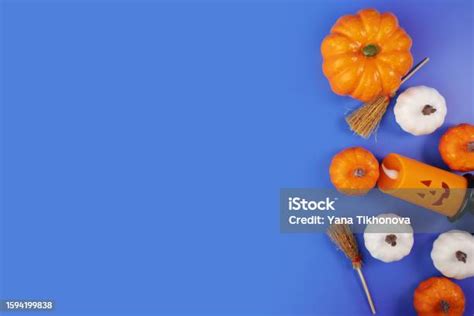 할로윈 파티 개체 파란색 배경에 텍스트를 위한 장소 복사 공간 0명에 대한 스톡 사진 및 기타 이미지 0명 가을 마녀 Istock