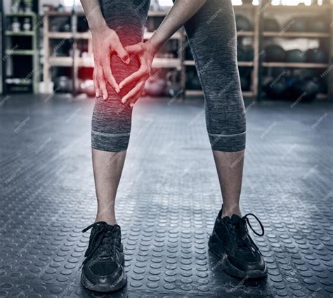 Fitness Deportes Y Lesiones Mujer Con Dolor De Rodilla En El Gimnasio