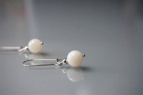 Обеци от лунен камък в цвят слонова кост