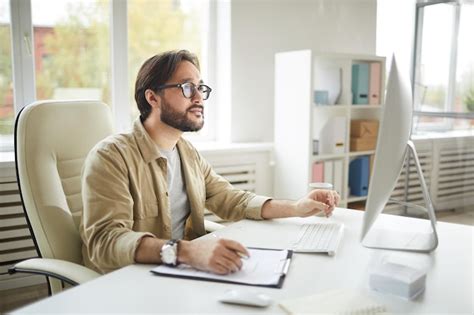 Premium Photo Software Engineer Analyzing Computer Error