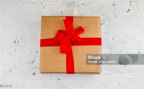 흰색 질감에 빨간 리본 활 크리스마스 별과 눈송이와 빈티지 선물 상자를 포장 0명에 대한 스톡 사진 및 기타 이미지 0명