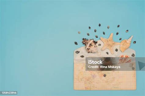 다른 바다 조개와 불가사리는 파란색 배경에지도 인쇄와 함께 열린 봉투에 누워 복사 공간이 있는 플랫 레이 스타일 여행 또는 여름 컨셉 0명에 대한 스톡 사진 및 기타 이미지