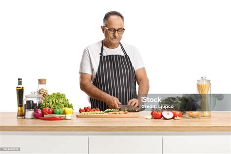 앞치마를 착용하고 나무 카운터에서 요리하는 성숙한 남자 남자에 대한 스톡 사진 및 기타 이미지 남자 샐러드 접시 Istock