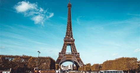 집 밖의 Idf 가을 가장 바쁜 사이트 건축 경치 좋은 전망 공공 장소 관광 관광 명소 관광객 나무 낭만적인 목적지 도시 도시 풍경 도시의 랜드