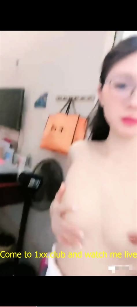 A Live Stream Of A Woman Spreading Her Vagina To Seduce You