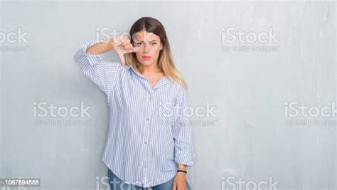 불행 하 고 화가 거절을 보여주는 제스처 반대와 부정적인 보고 패션 비즈니스 옷을 입고 회색 그런 지 벽에 젊은 성인 여자 나쁜 식입니다 개념에 대한 스톡 사진 및 기타