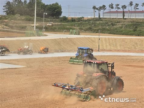 밭작물·친환경 농업기계 확산세벼→밭 농기계 시장 재편 전자신문