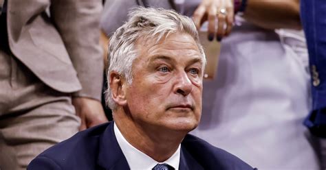 vídeos demuestran que alec baldwin era imprudente con las armas